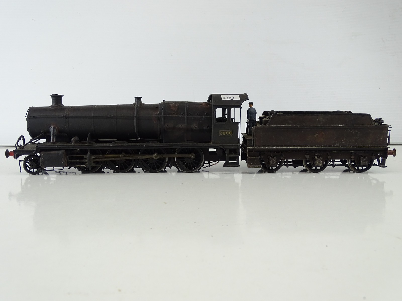Lot 569 - A kit built finescale O Gauge class 28xx 2-8-