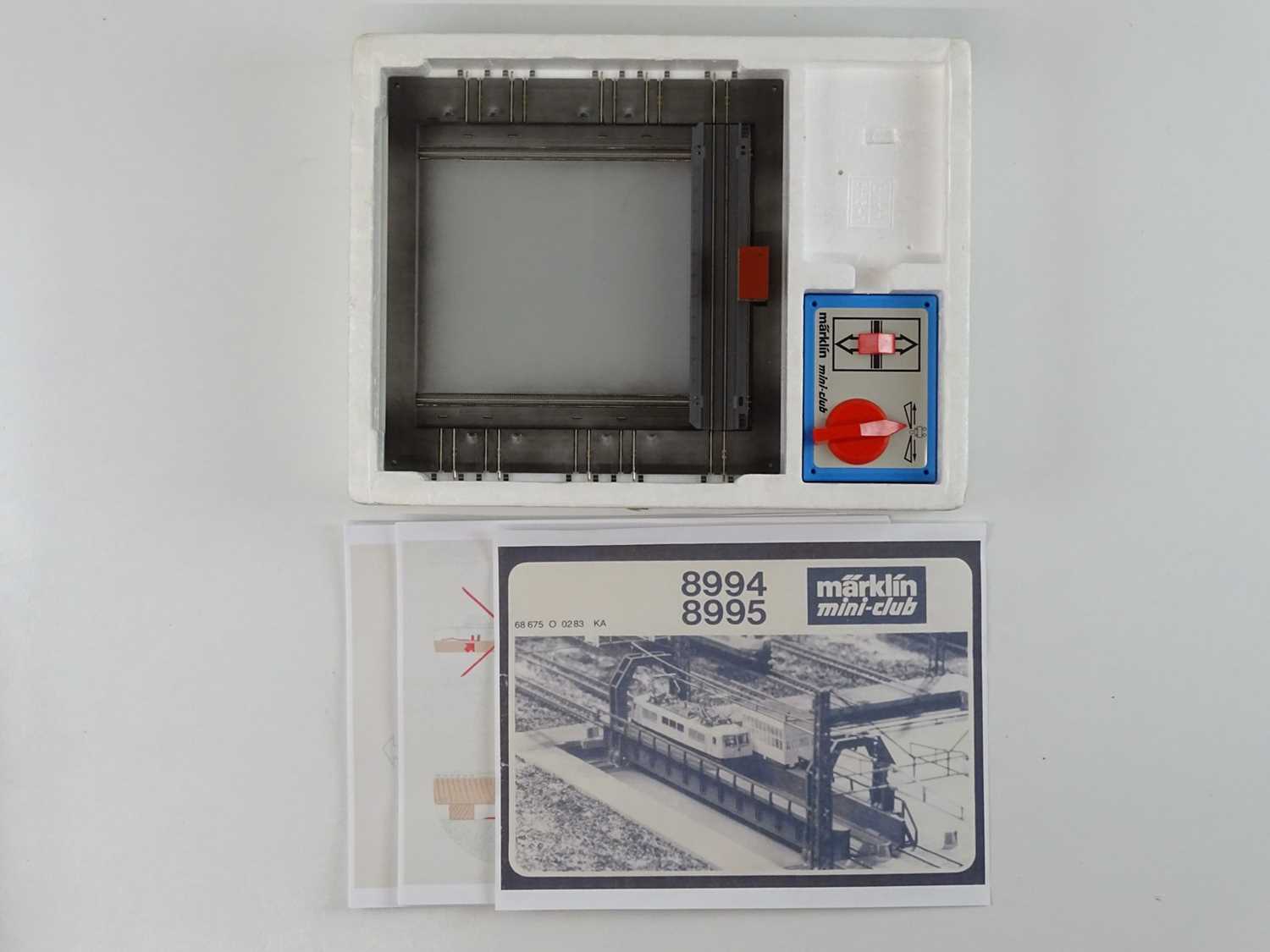 Lot 262 - A MARKLIN 8994 Z gauge electric transfer