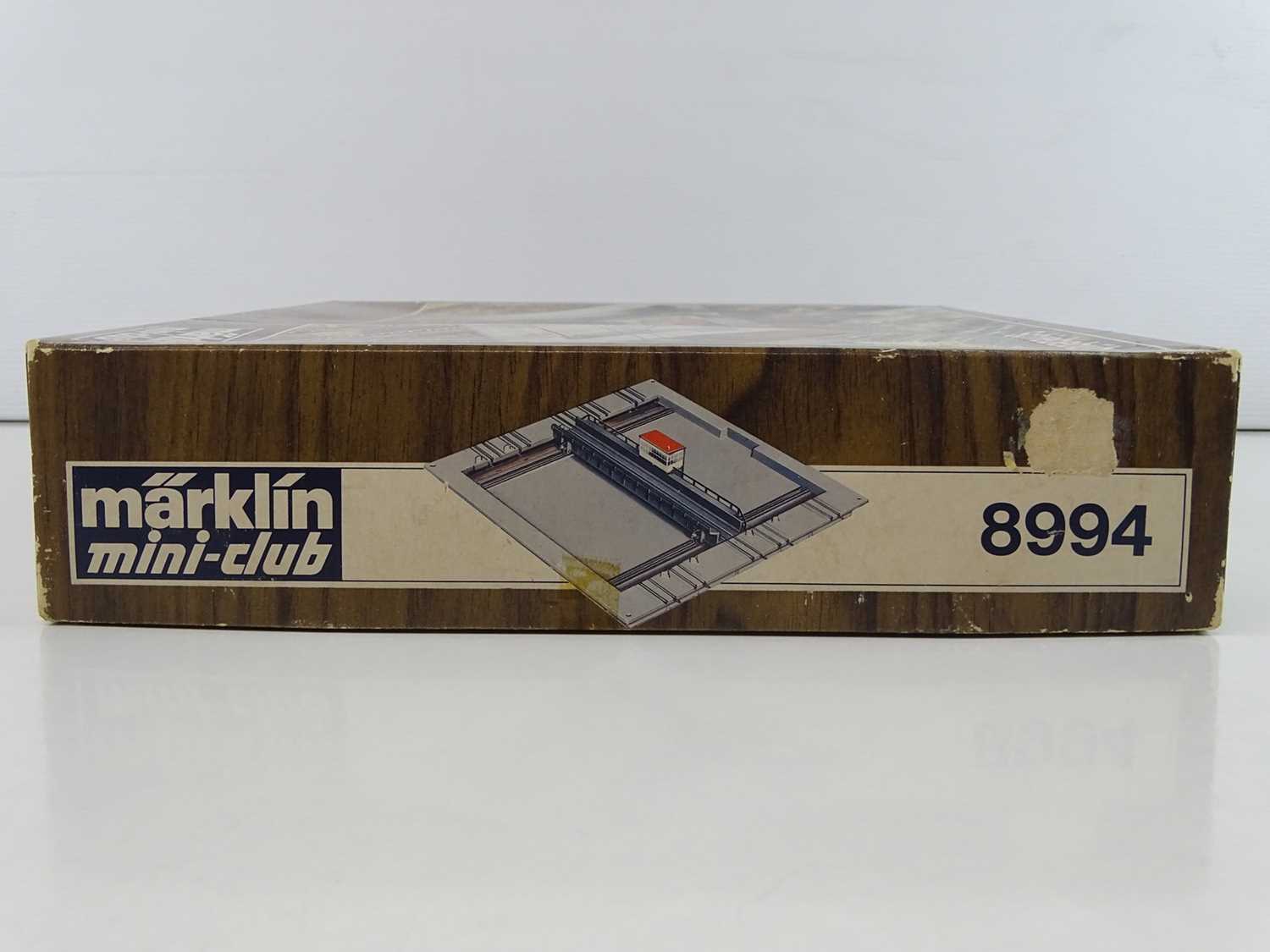 Lot 262 - A MARKLIN 8994 Z gauge electric transfer