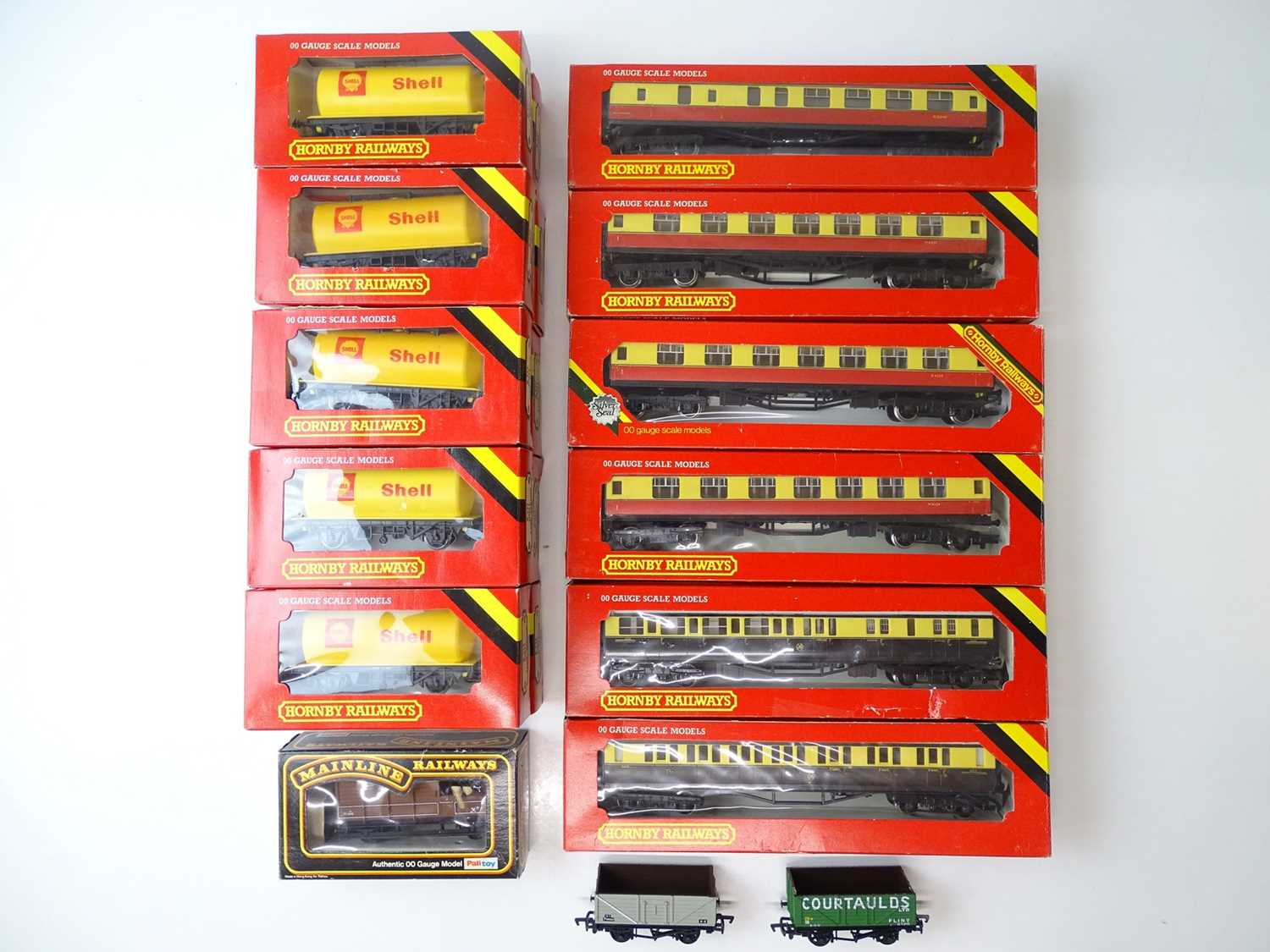 Lot 442 - A group of OO gauge wagons and coaches by