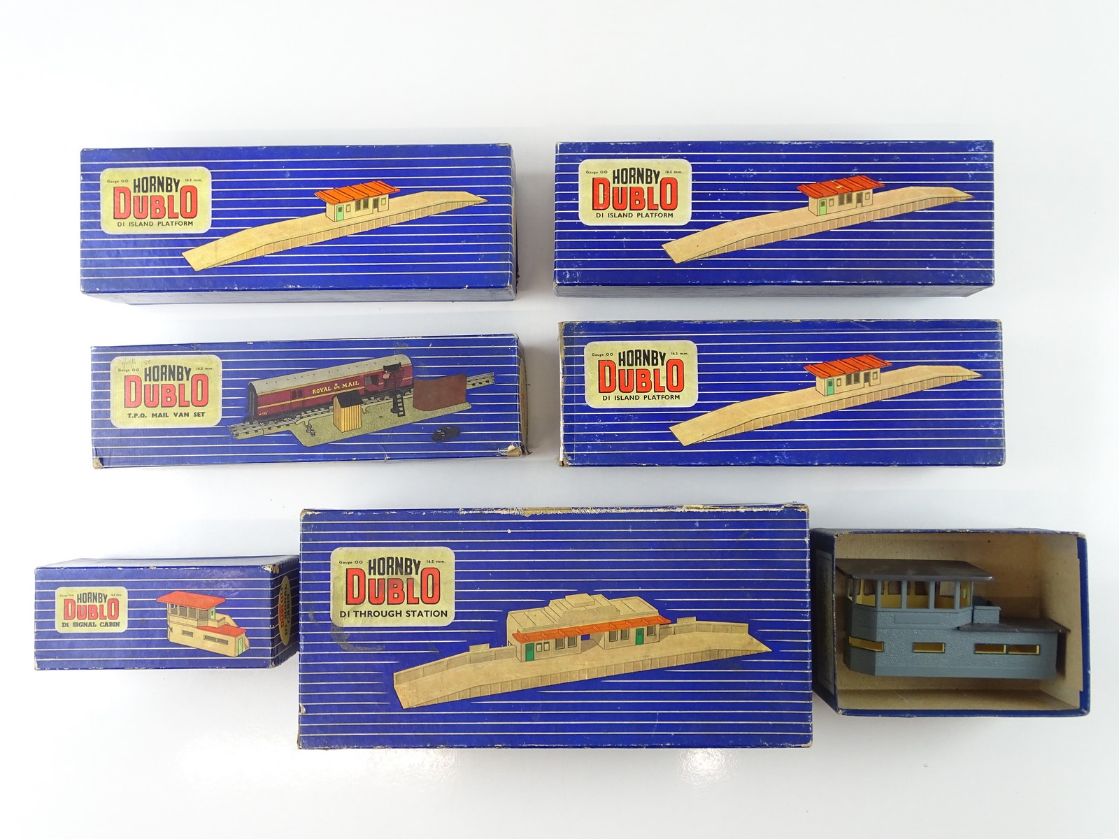 Lot 490 - A group of HORNBY DUBLO station buildings