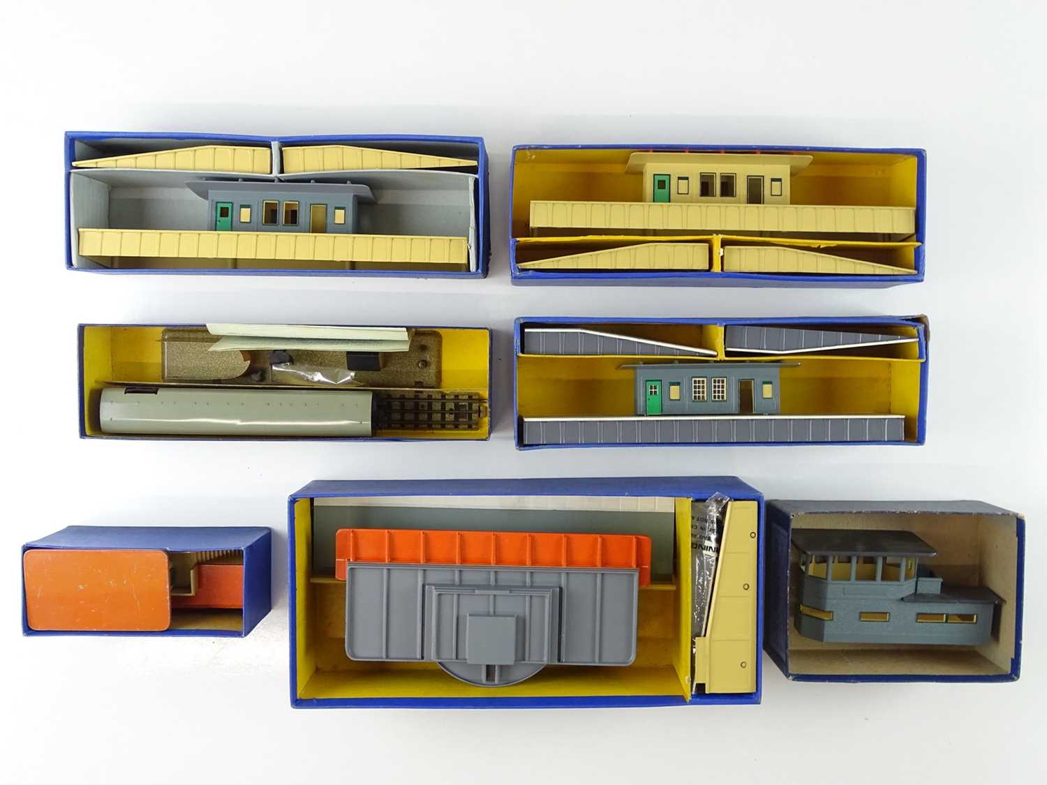 Lot 490 - A group of HORNBY DUBLO station buildings