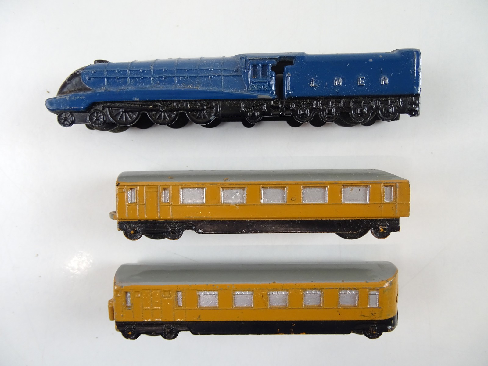 Lot 55 - A DINKY No. 16 Express Passenger Train Set in