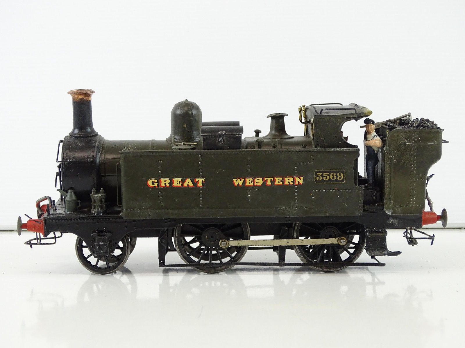 Lot 592 - A finescale O gauge kitbuilt Metro tank