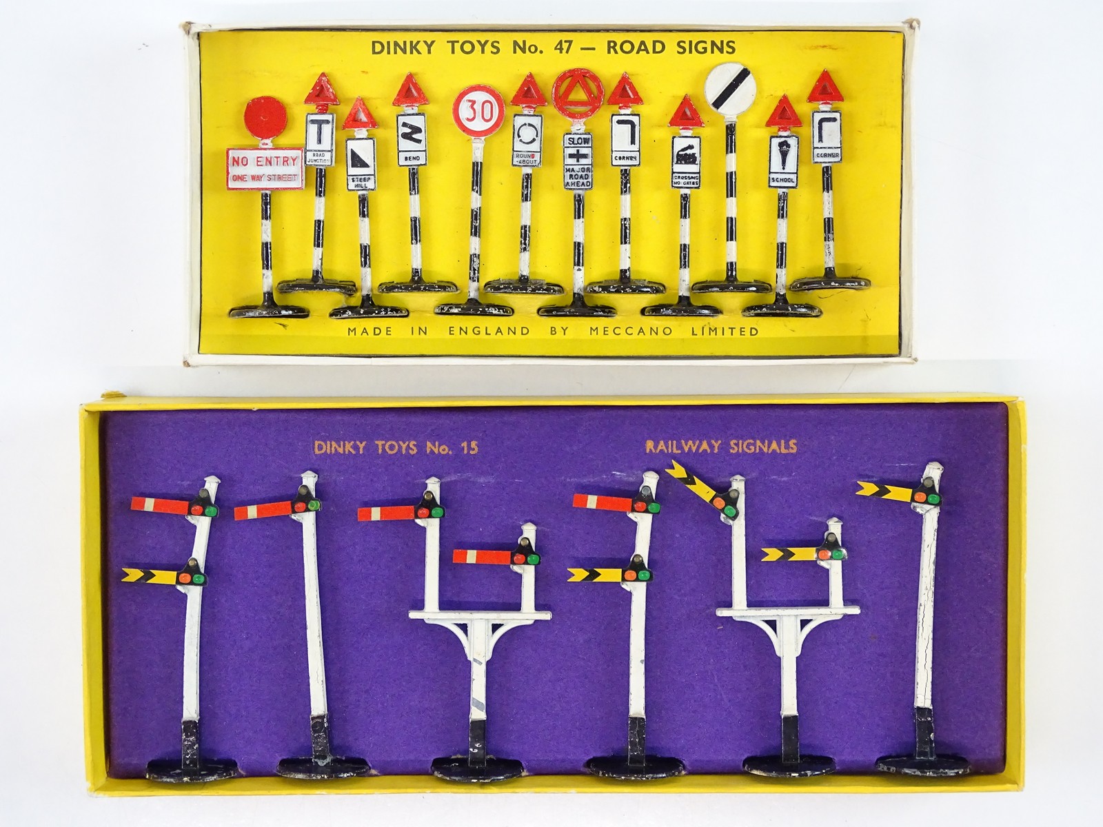 Lot 90 - A set of DINKY No. 47 Road Signs in the