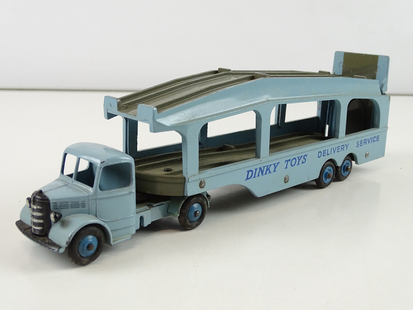 Lot 137 - A DINKY Toys 582 Pullmore Car Transporter in