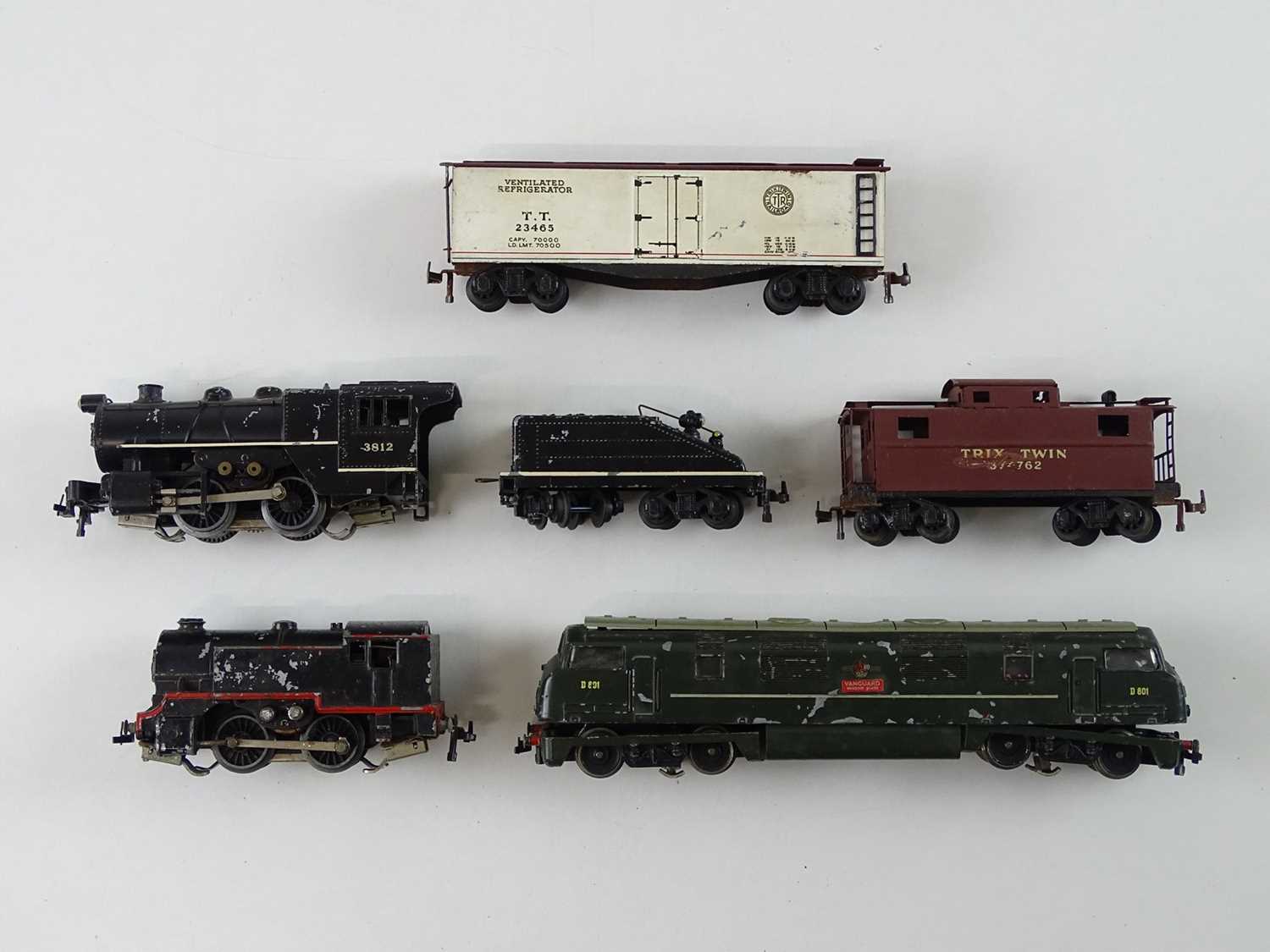 Lot 327 - A group of TRIX TWIN diesel and steam