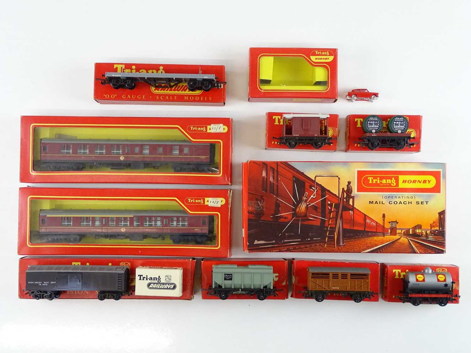 Lot 487 - A group of TRI-ANG/HORNBY rolling stock in
