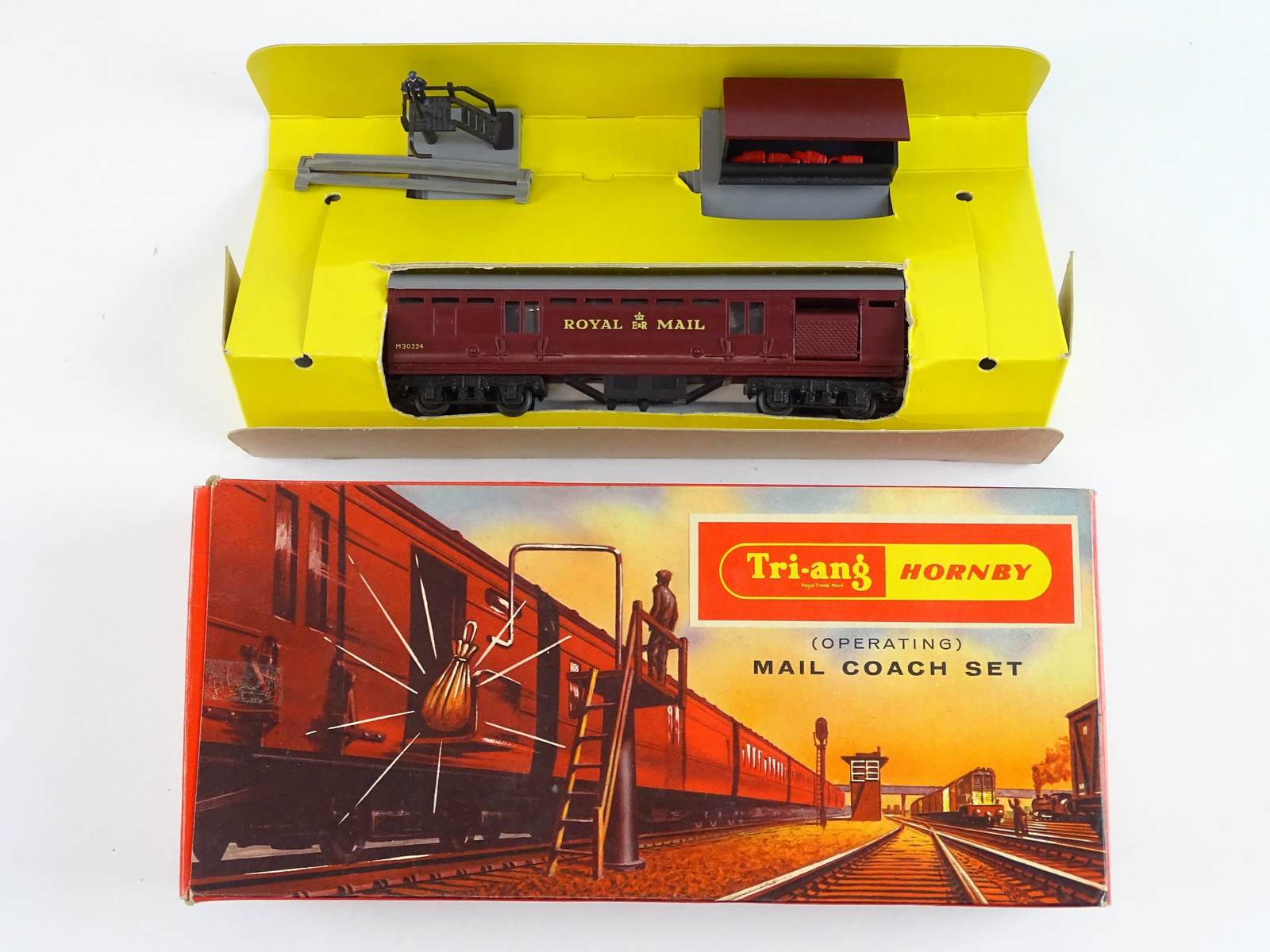 Lot 487 - A group of TRI-ANG/HORNBY rolling stock in