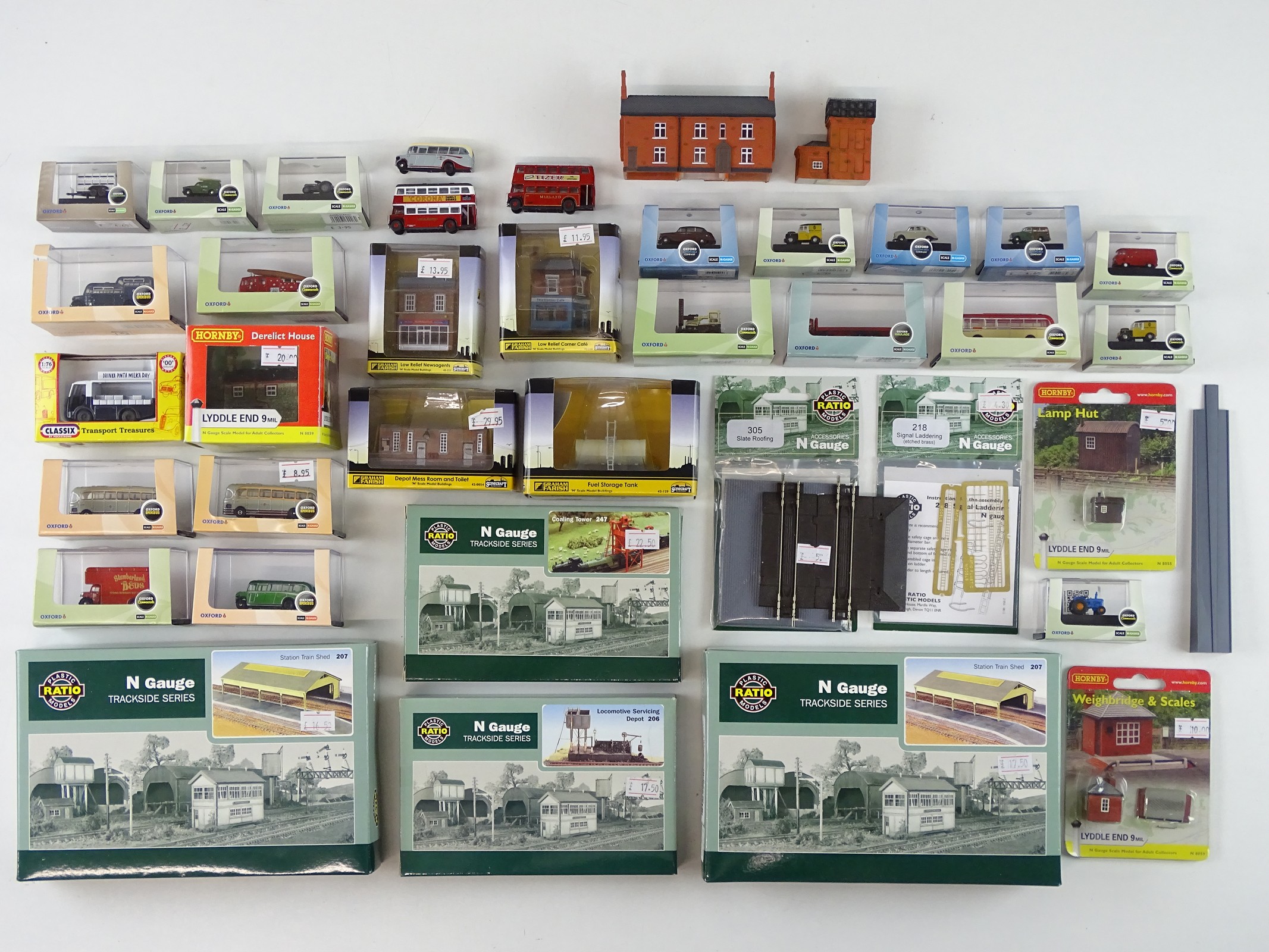 Lot 166 - A large quantity of N gauge kits, cars and
