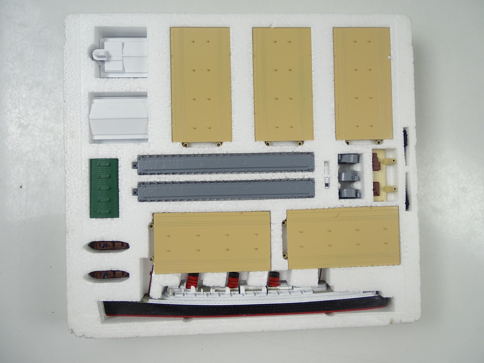 Lot 118 - A TRI-ANG MINIC SHIPS M902 Ocean Terminal
