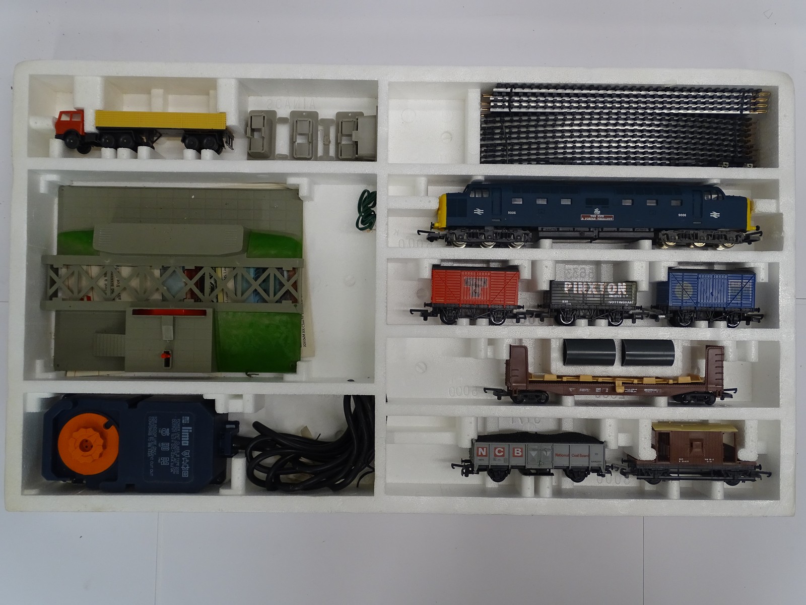 Lot 324 - A LIMA OO gauge 'Super Freight Flyer' train