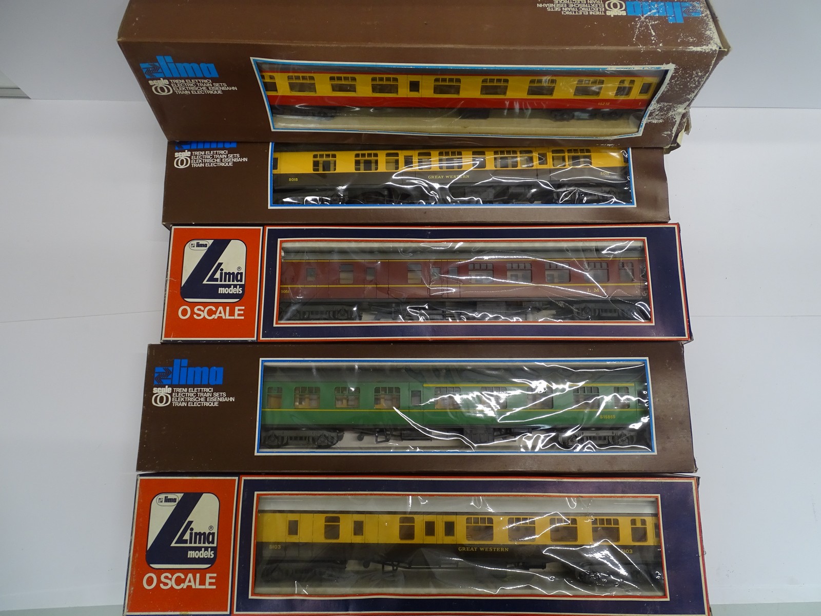 Lot 542 - A group of LIMA O gauge Mark 1 passenger
