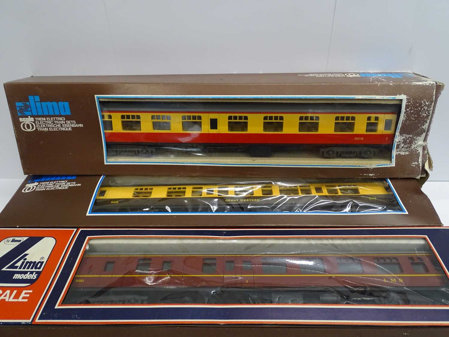 Lot 542 - A group of LIMA O gauge Mark 1 passenger