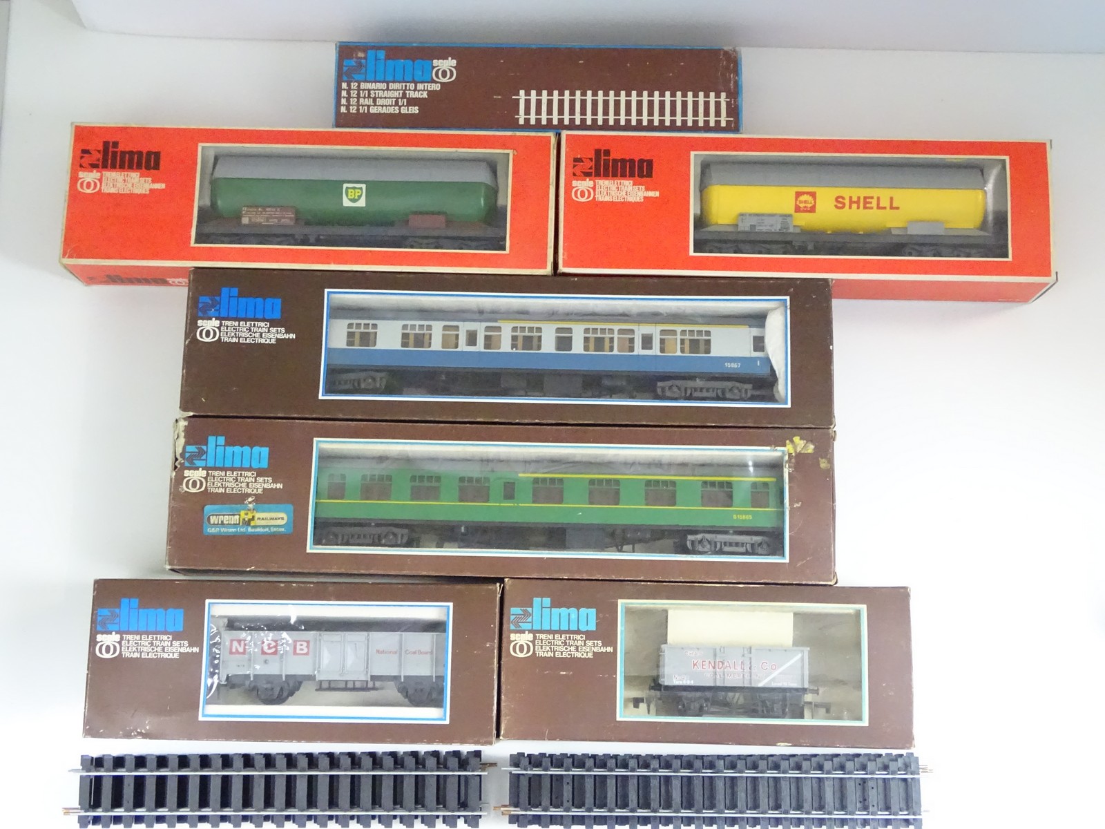 Lot 546 - A group of LIMA O gauge rolling stock