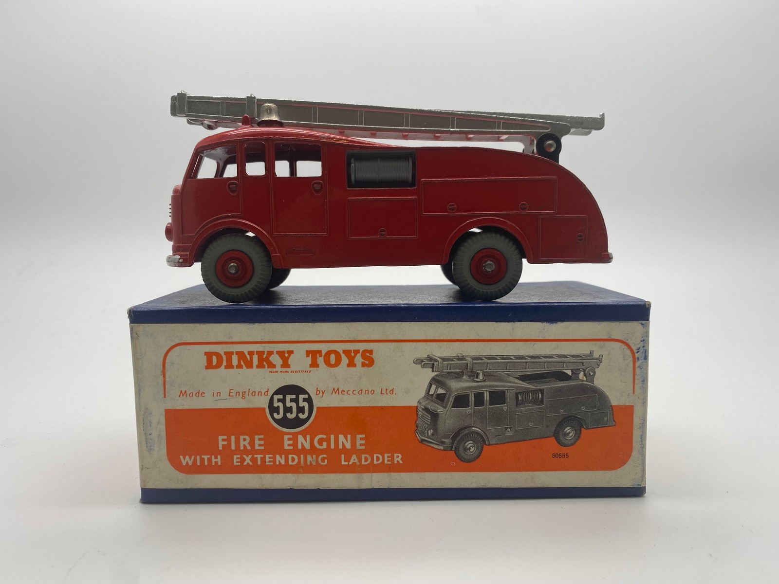 Lot 156 - A DINKY No 555 Fire Engine with Extending