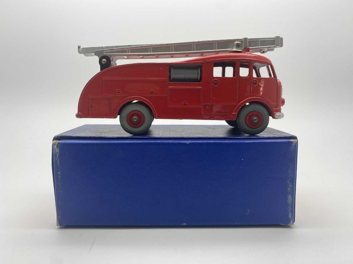 Lot 156 - A DINKY No 555 Fire Engine with Extending