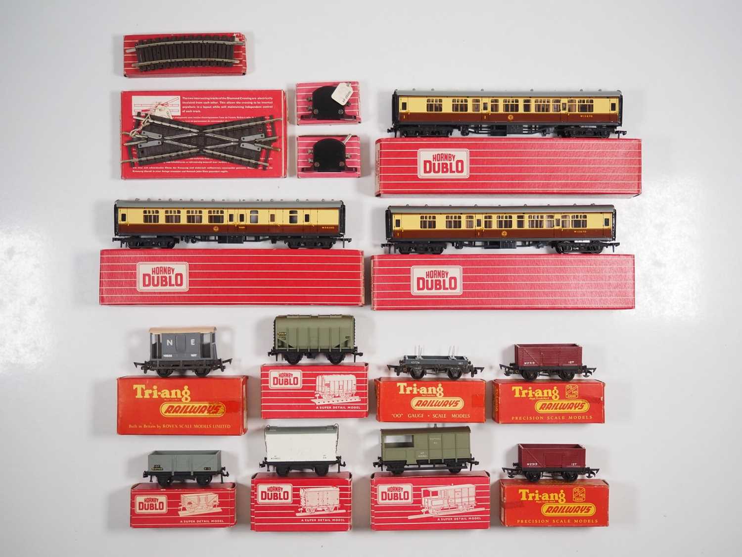 Lot 510 - A group of HORNBY DUBLO and TRI-ANG OO gauge