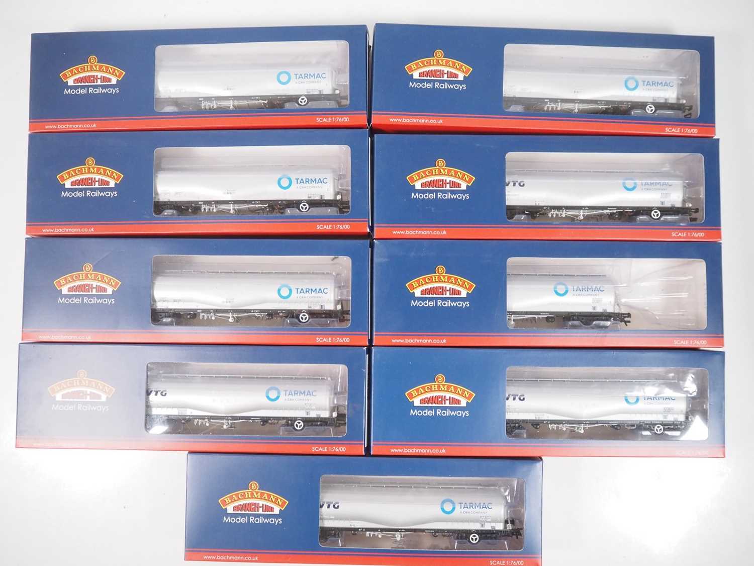 Lot 253 - A group of BACHMANN OO gauge cement tank