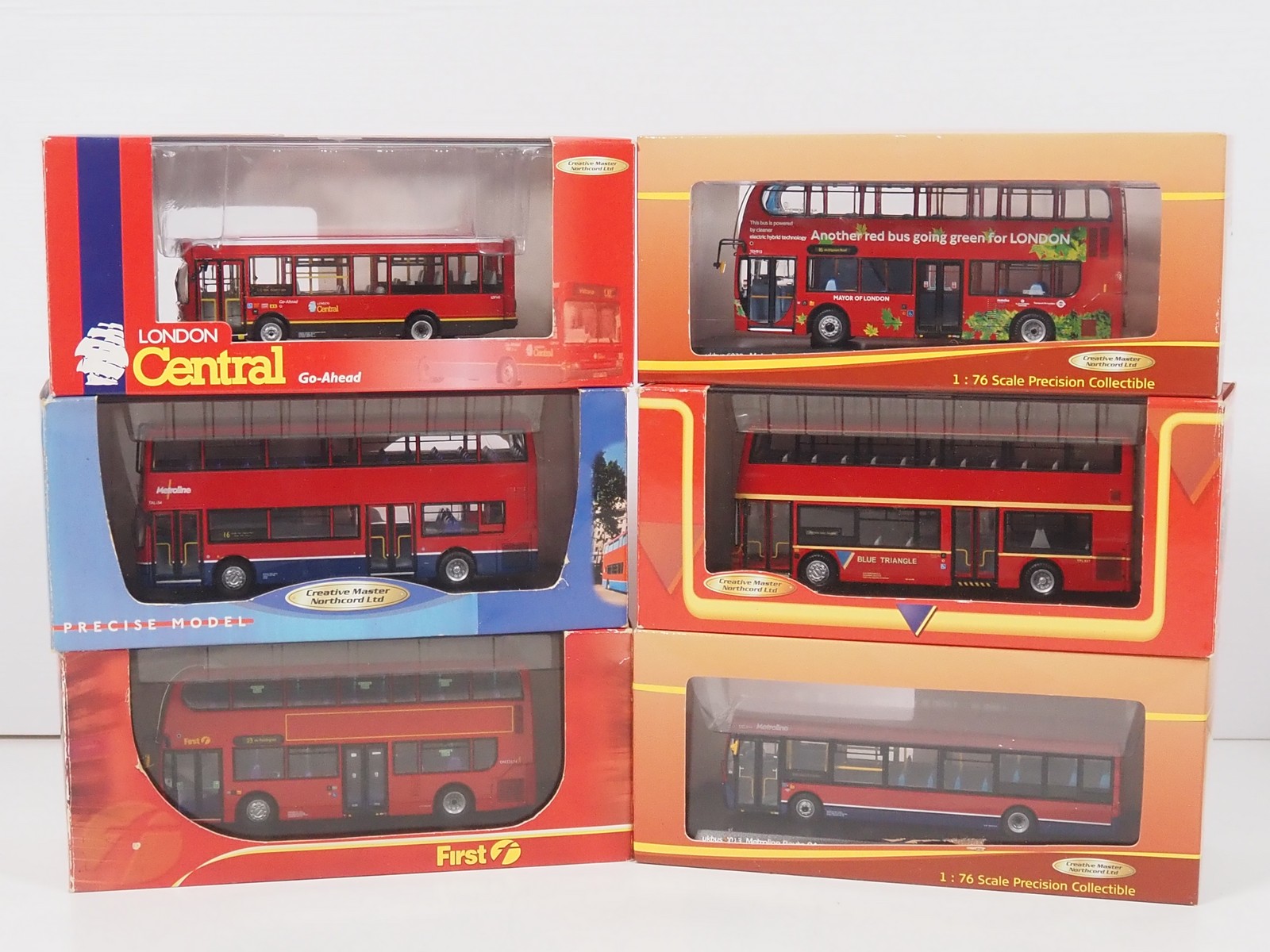 Lot 3 - A group of 1:76 scale diecast buses by