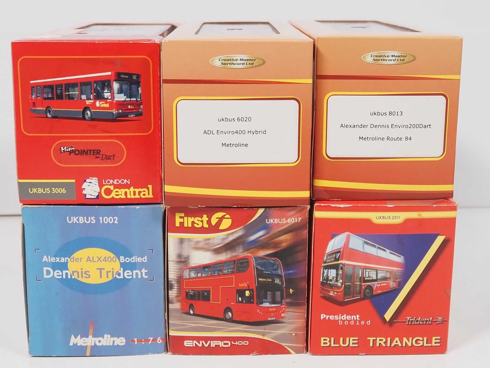 Lot 3 - A group of 1:76 scale diecast buses by