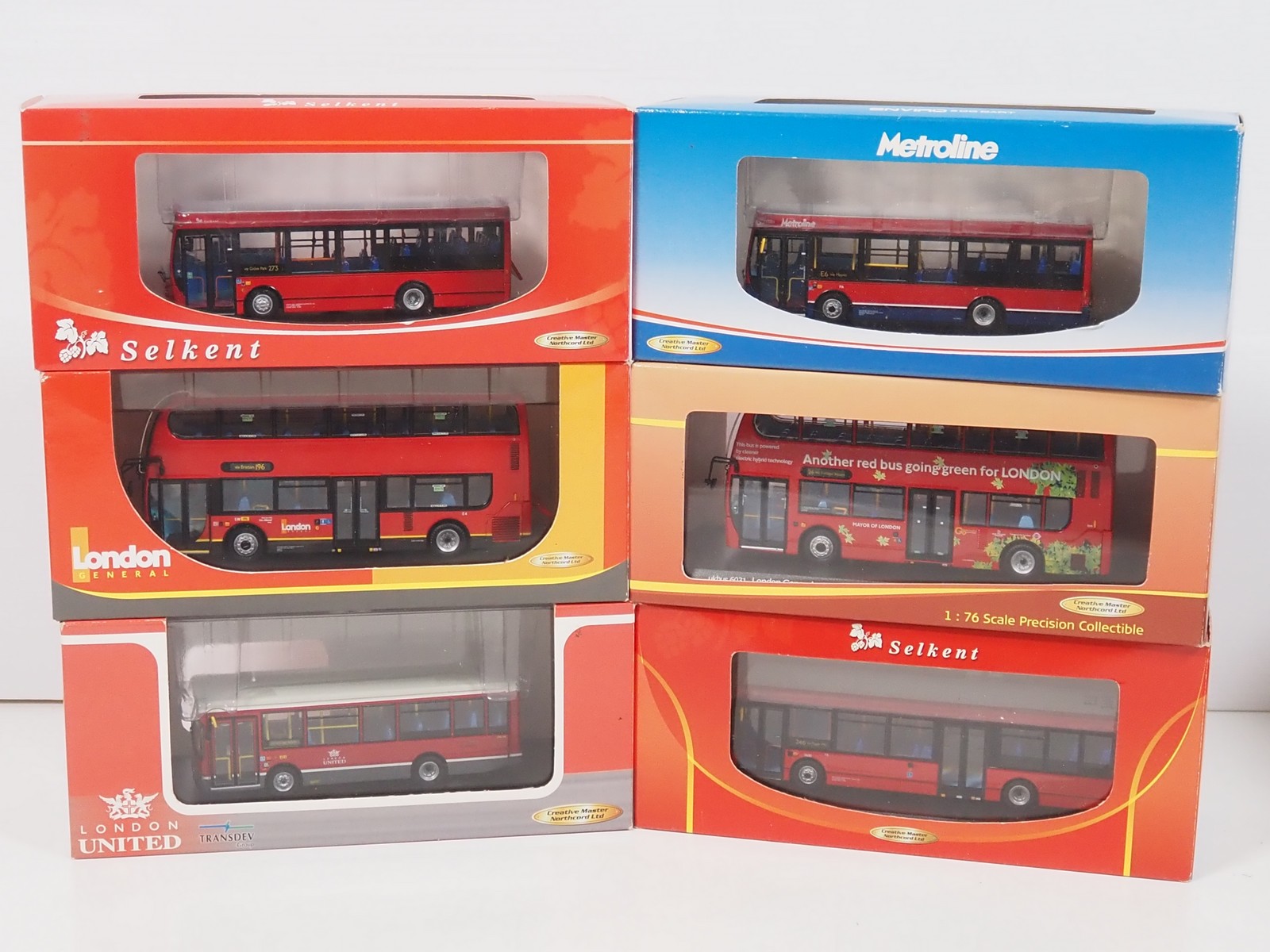 Lot 4 - A group of 1:76 scale diecast buses by
