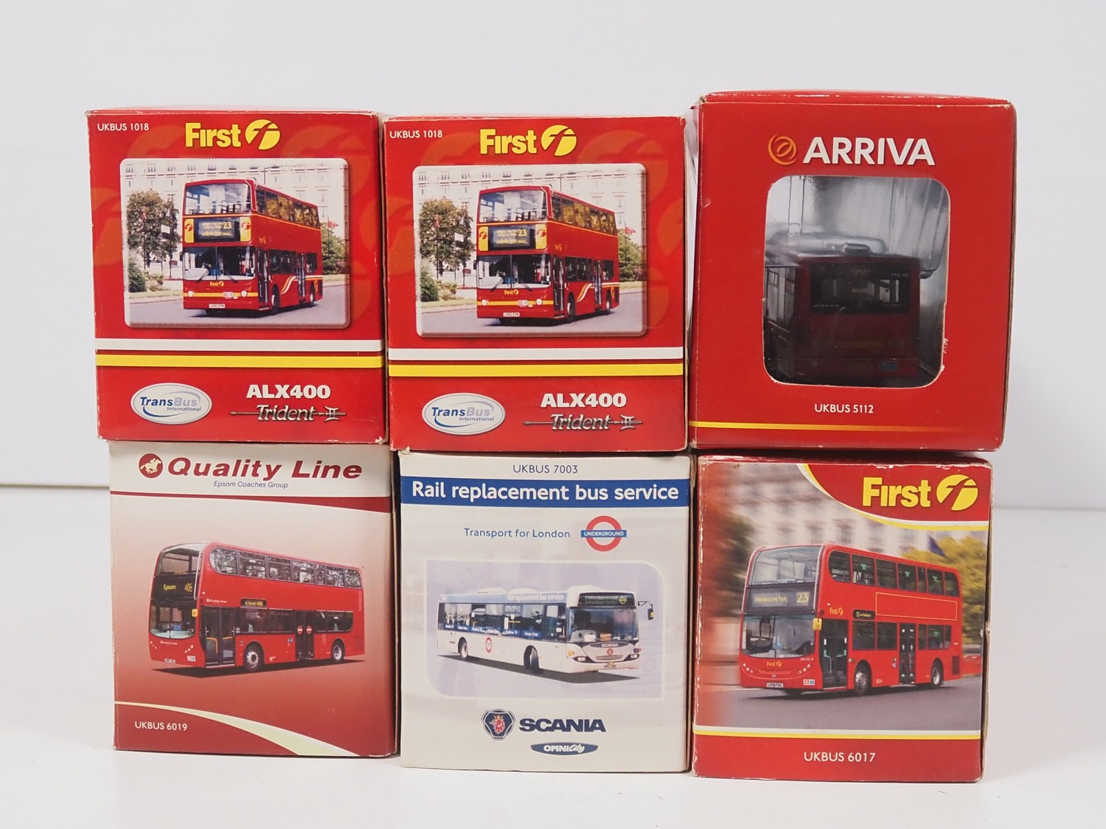 Lot 68 - A group of 1:76 scale diecast buses by