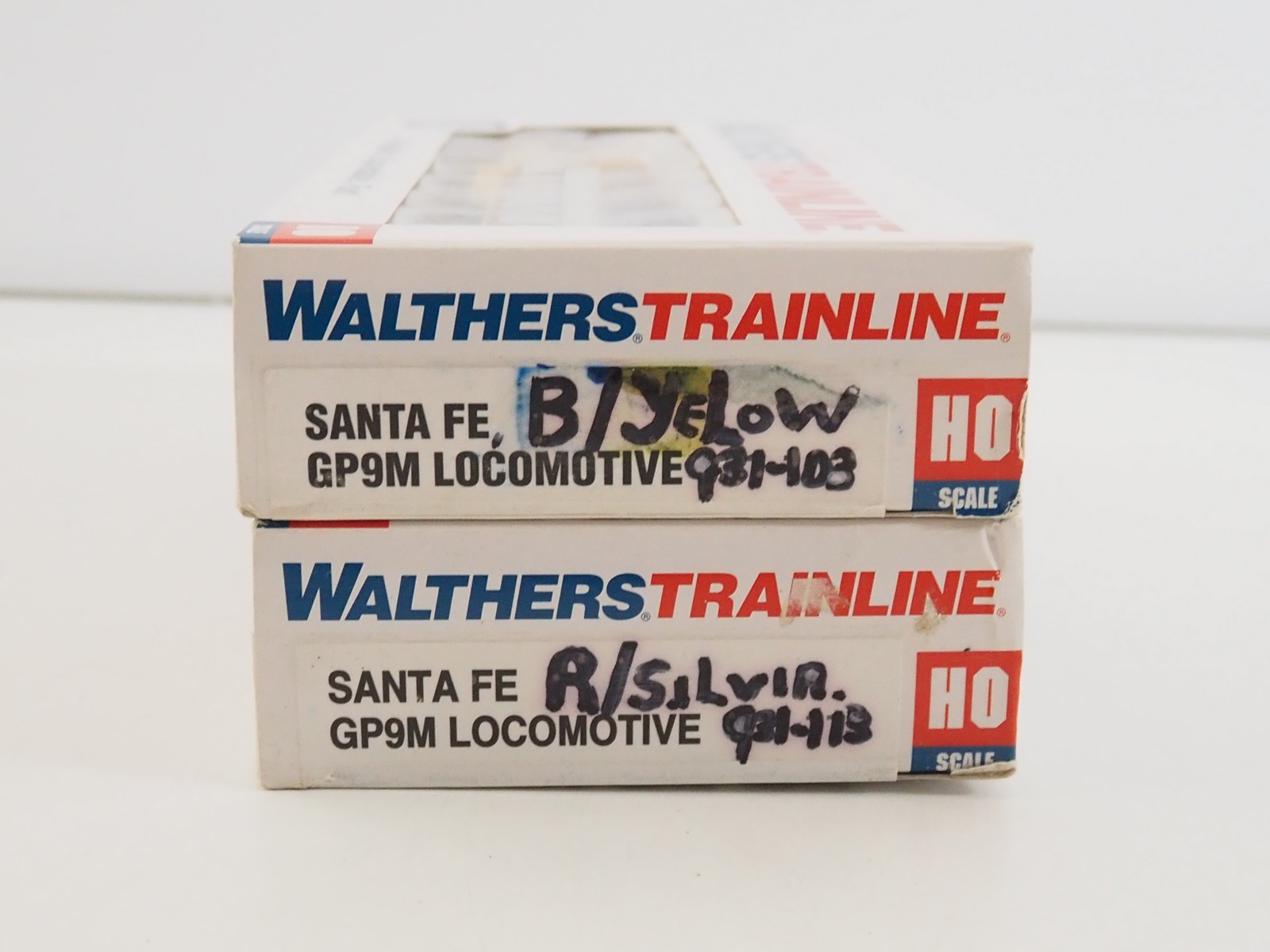 Lot 189 - A pair of WALTHERS TRAINLINE HO gauge diesel