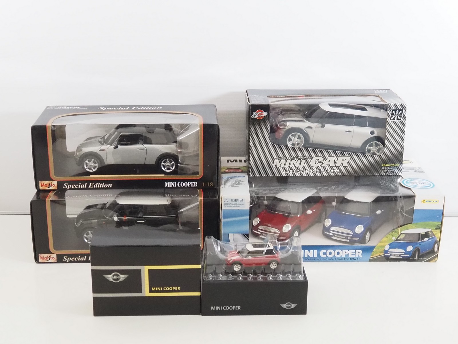 Lot 37 - A group of various scale diecast and radio
