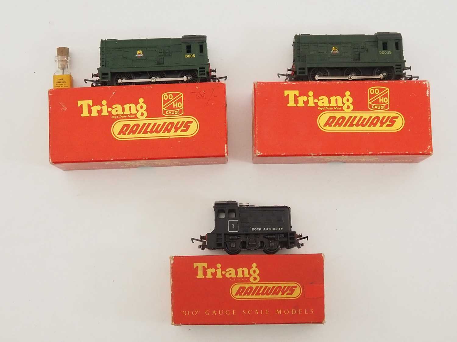 Lot 490 - A group of TRI-ANG OO gauge diesel