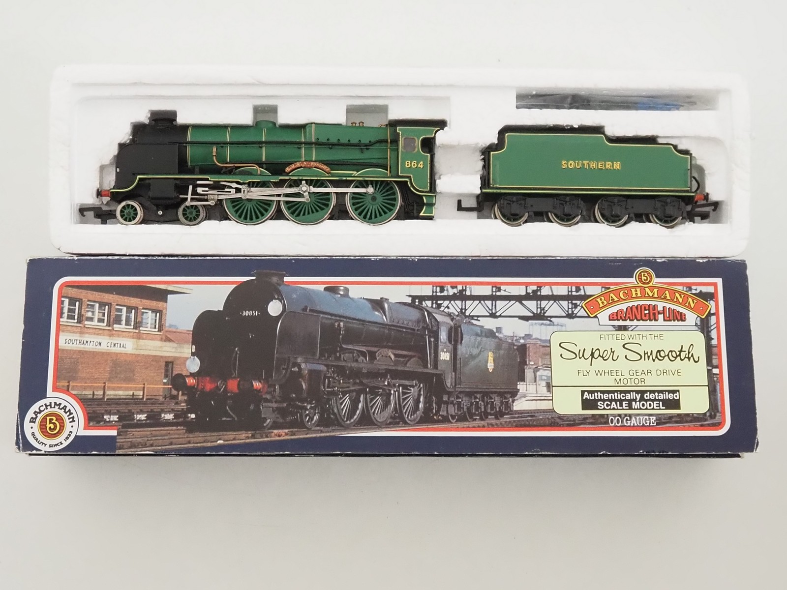 Lot 592 - A pair of OO gauge Southern steam