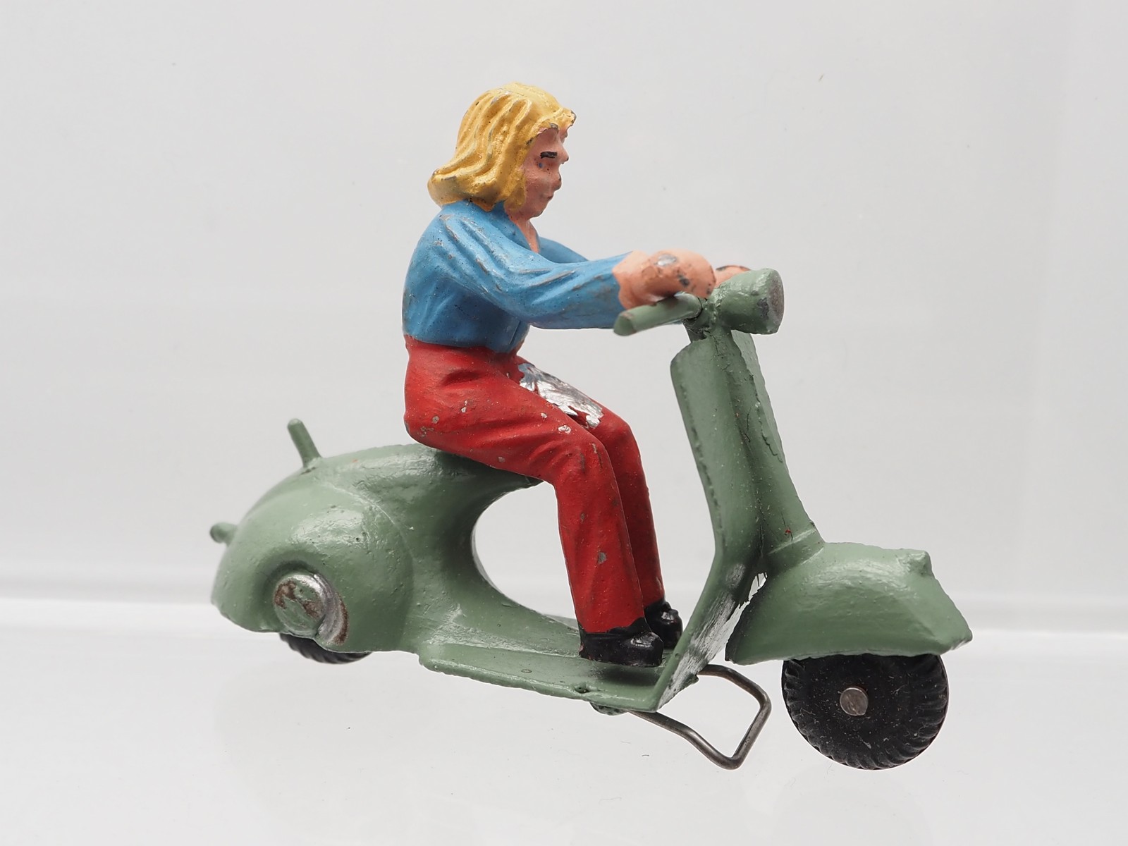 Lot 74 - A rare MOKO 'Pop-Pop' Series Motor Scooter,