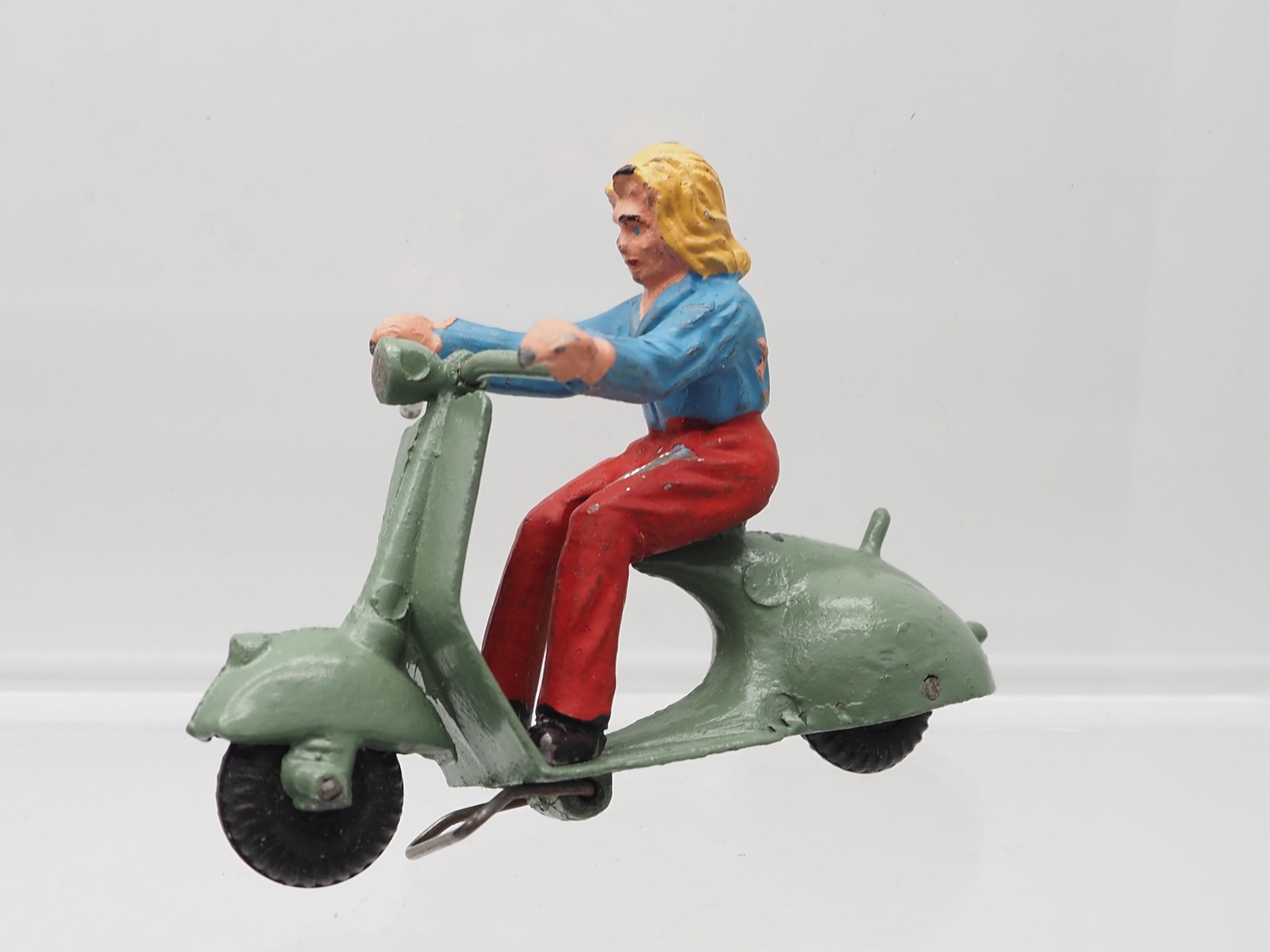 Lot 74 - A rare MOKO 'Pop-Pop' Series Motor Scooter,