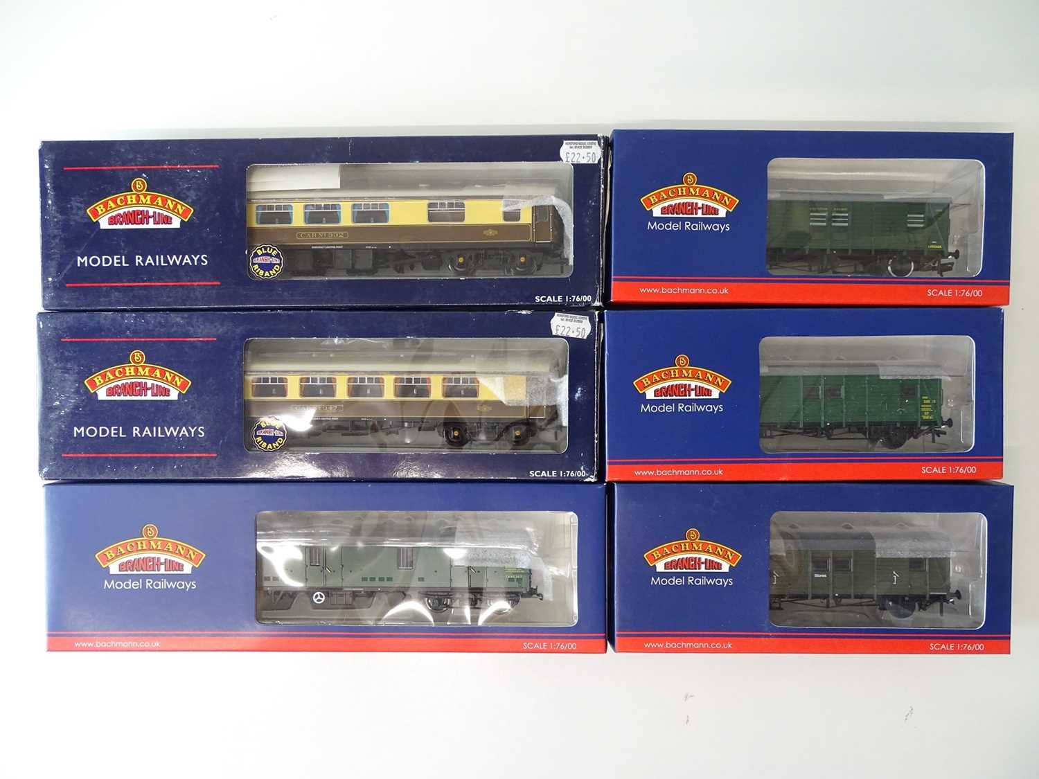Lot 524 - A mixed group of BACHMANN passenger train