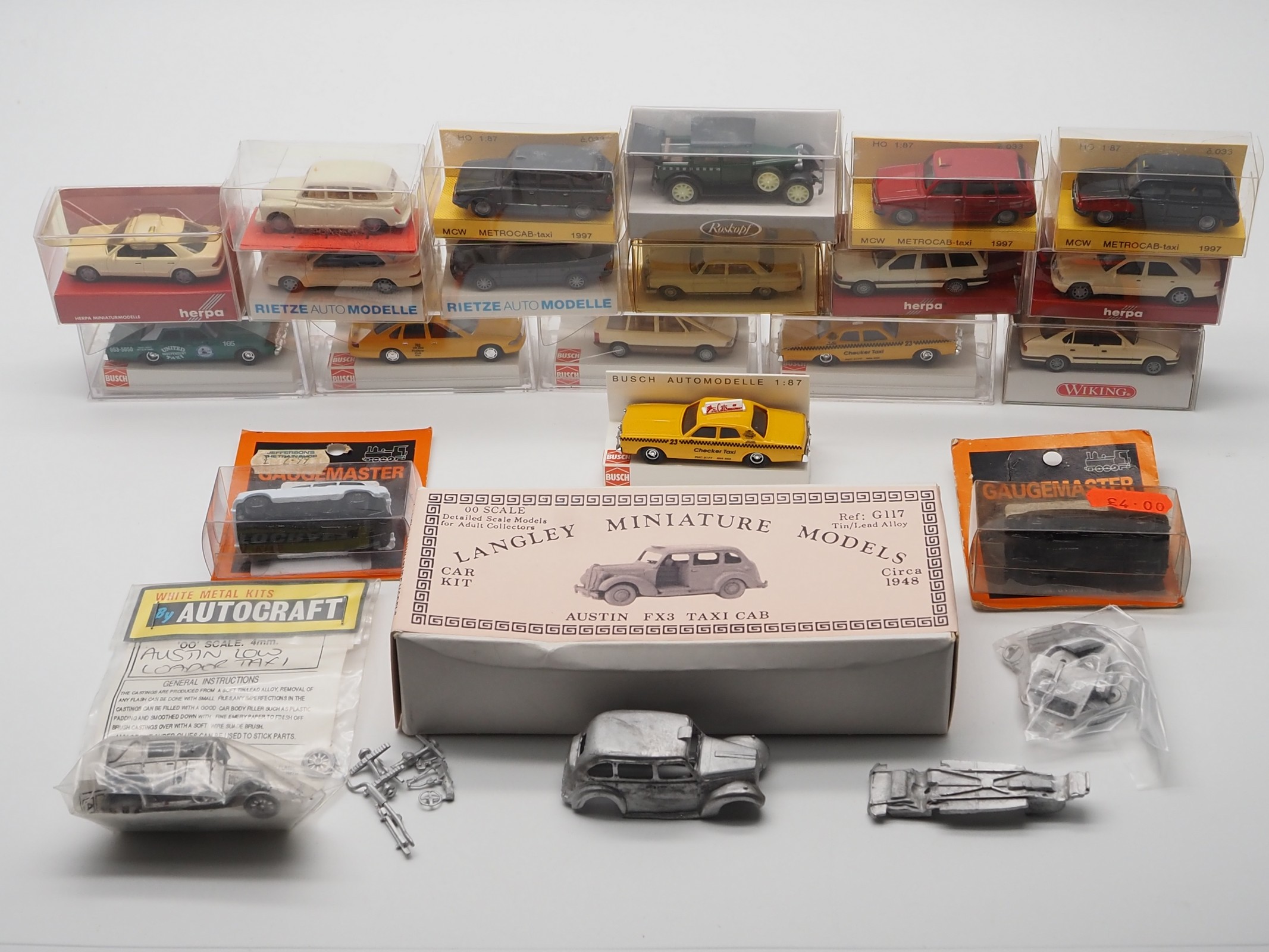 Lot 18 - A group of OO and HO scale assorted plastic