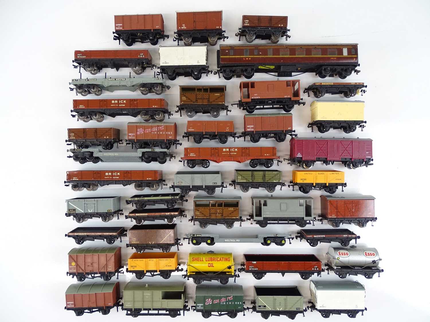 Lot 622 - A quantity of unboxed wagons and coaches by