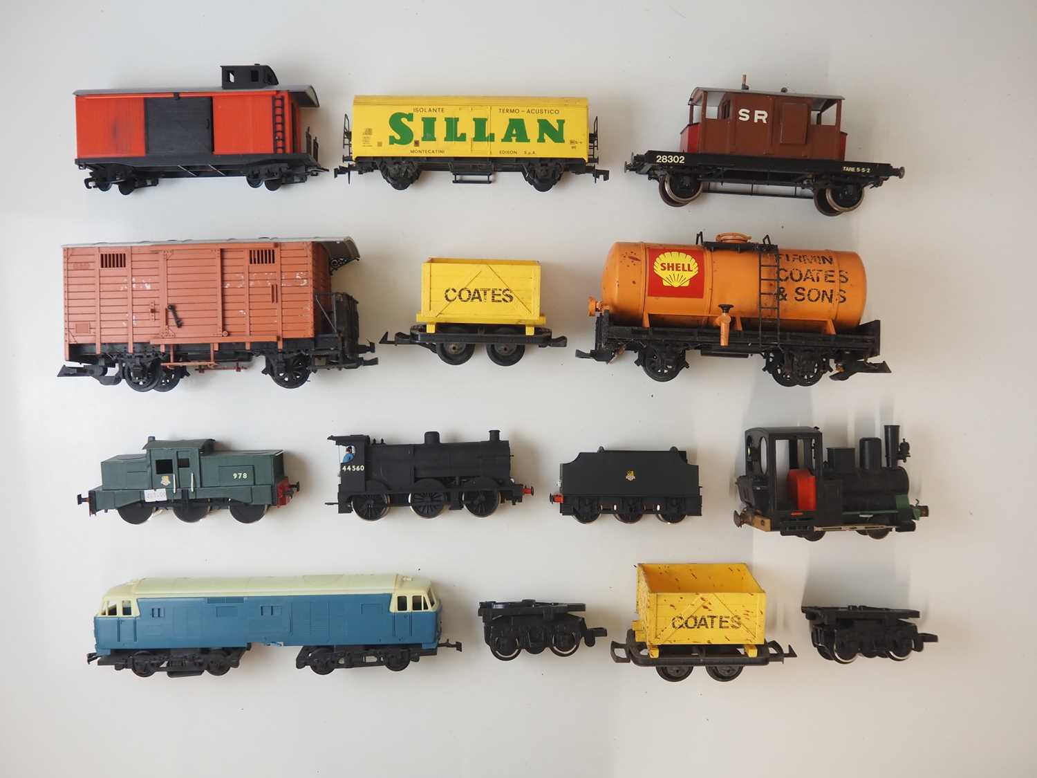 Lot 524 - A mixed group of locos and rolling stock