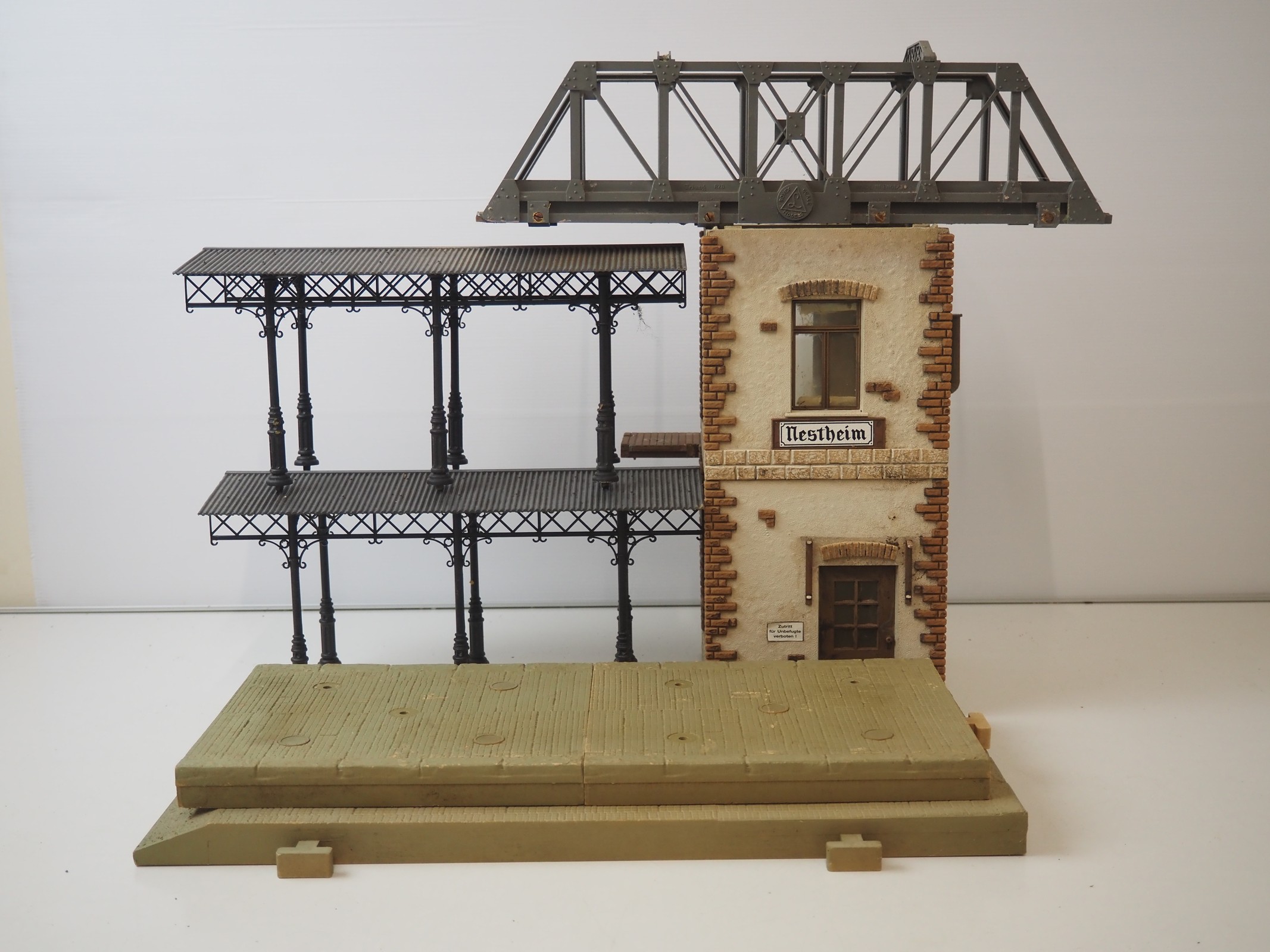 Lot 526 - A group of G scale building parts,