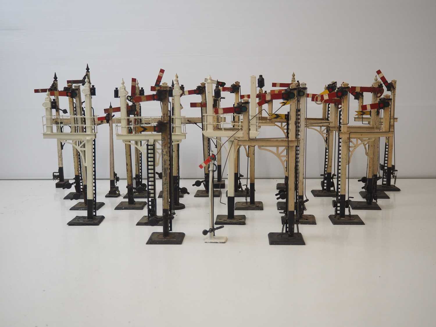 Lot 528 - A large quantity of mostly O gauge semaphore