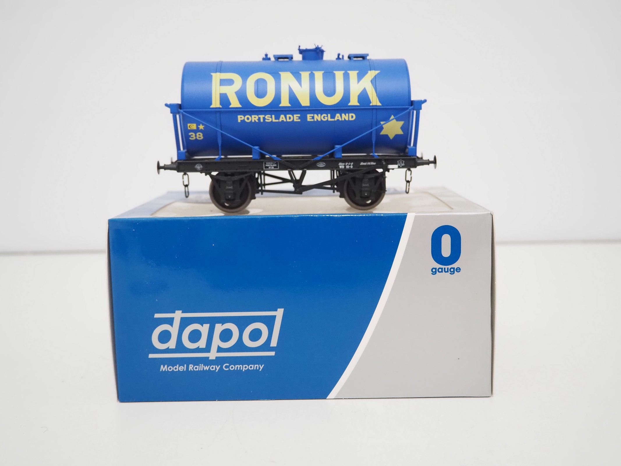 Lot 552 - A DAPOL O gauge 7F-058-006 14T tank wagon in