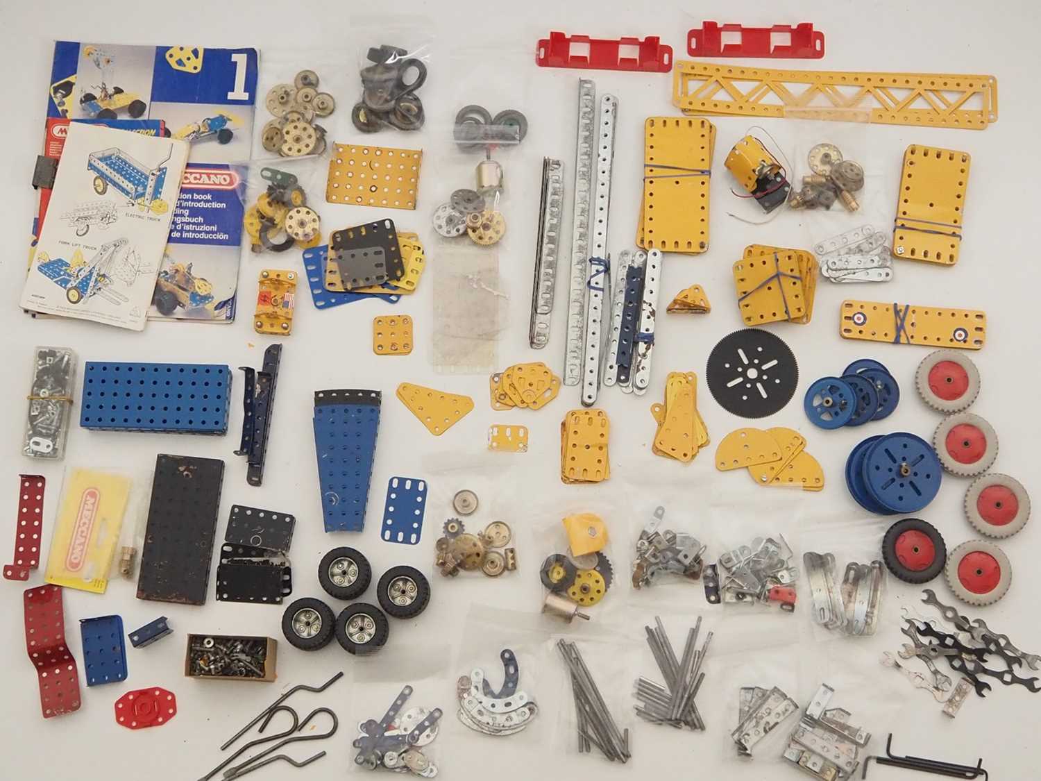 Lot 124 - A tray of MECCANO, circa 1970s/80s with