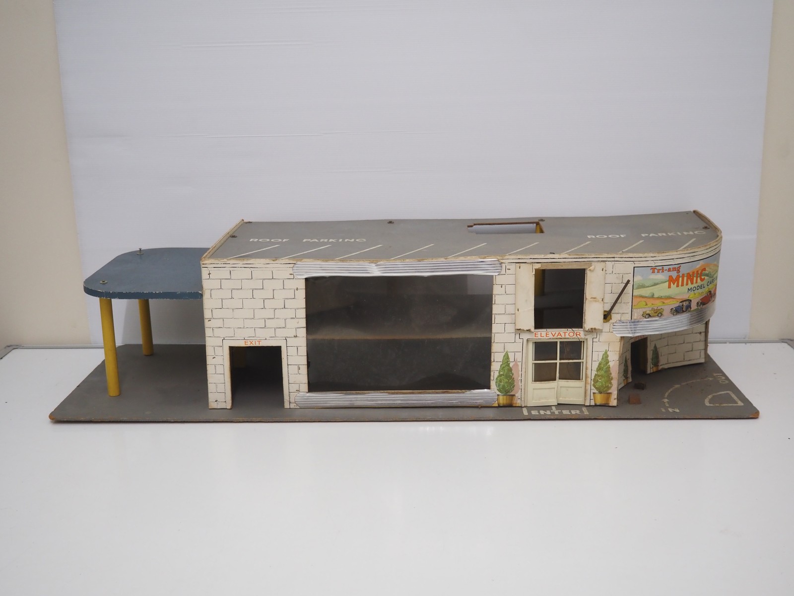 Lot 128 - A TRI-ANG (TRIANG) MINIC garage, some parts