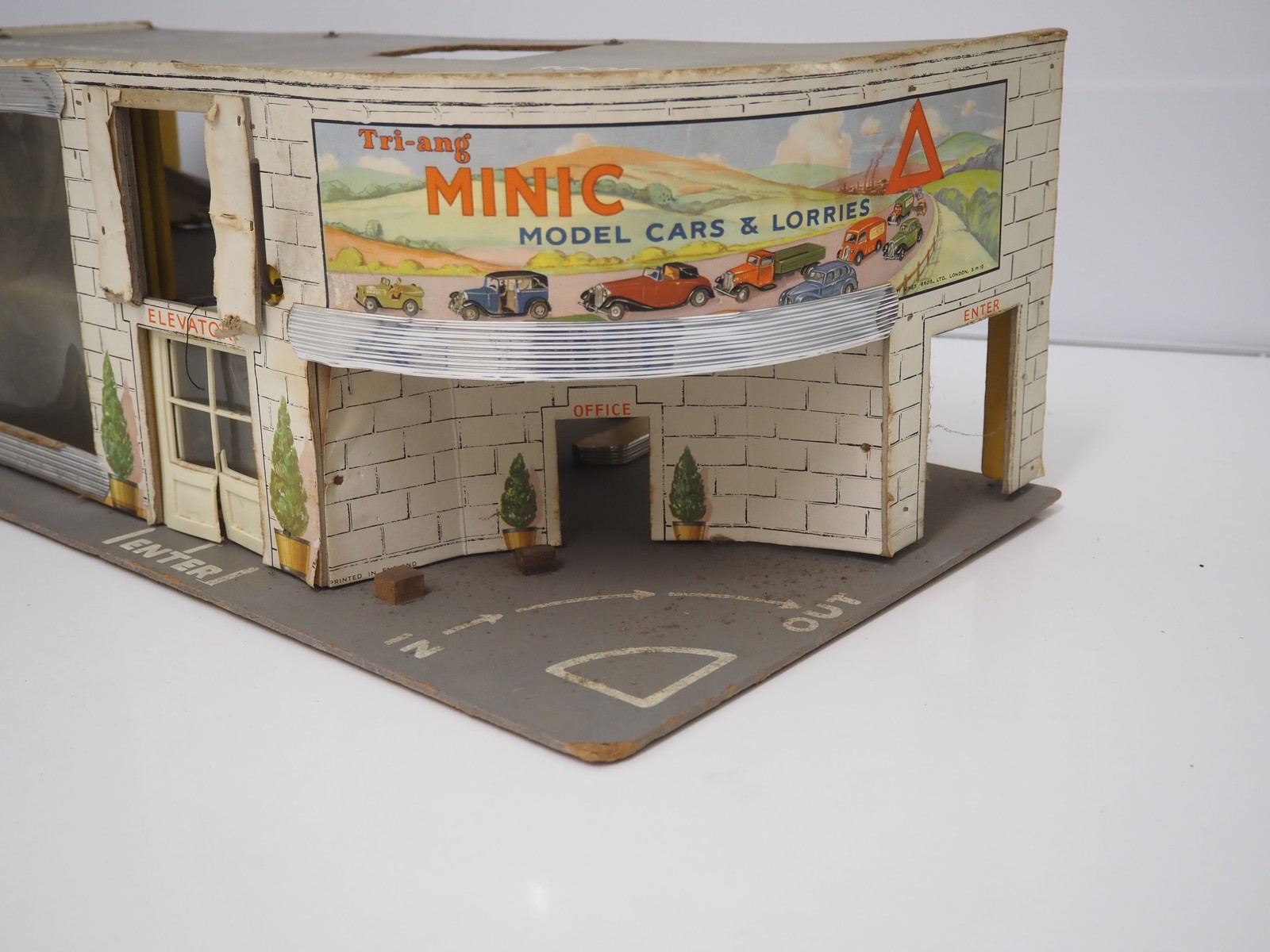 Lot 128 - A TRI-ANG (TRIANG) MINIC garage, some parts
