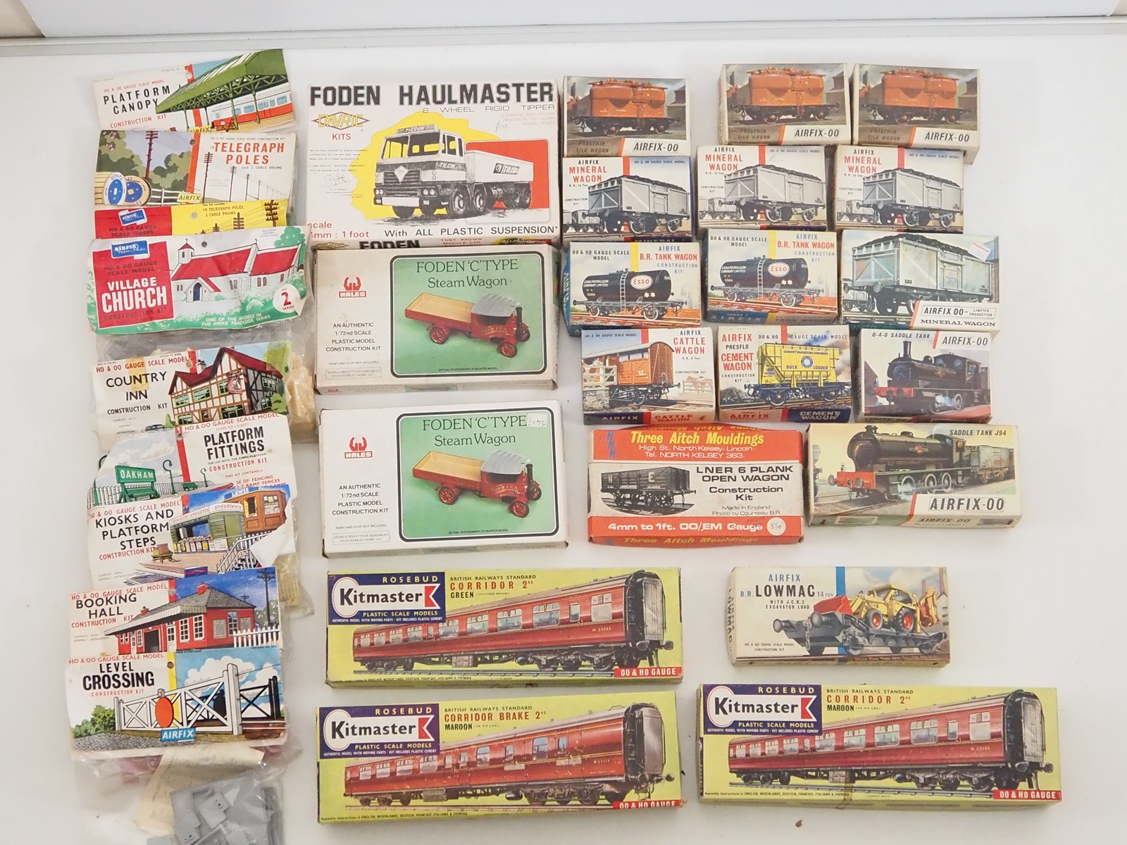 Lot 133 - A large group of unbuilt OO scale railway