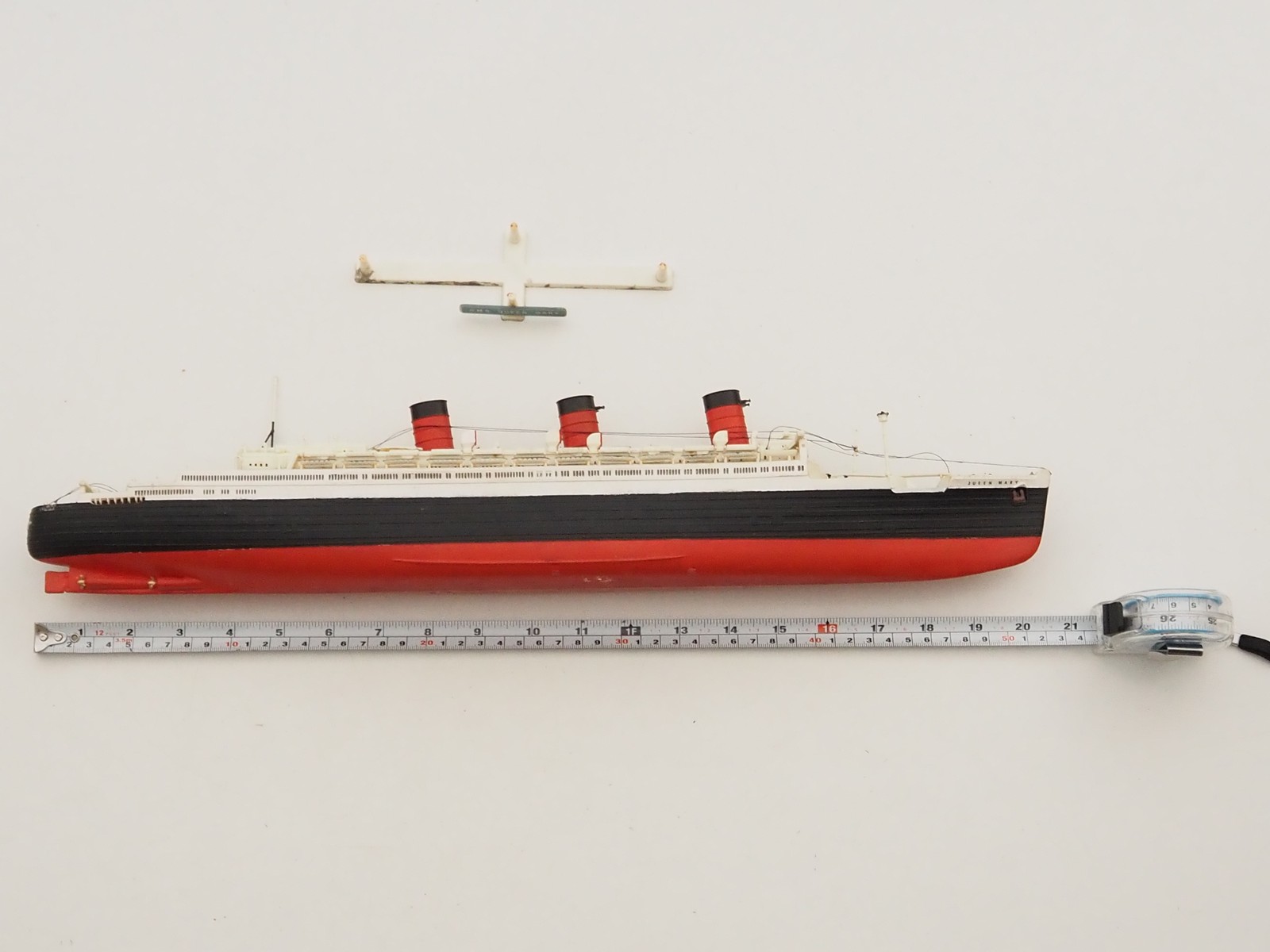 Lot 147 - A group of kitbuilt large scale ocean liners