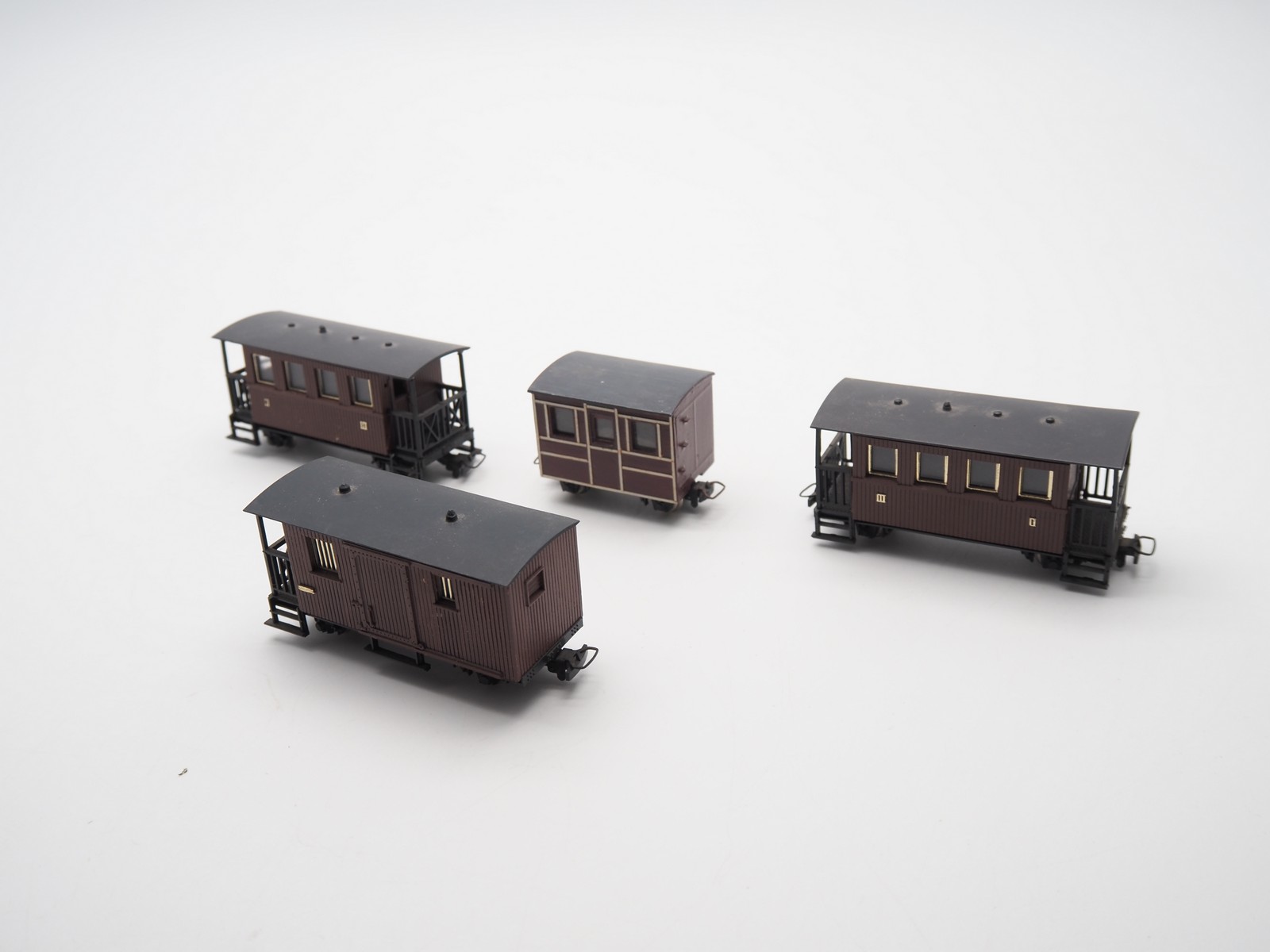 Lot 284 - A group of boxed and unboxed OO9 / HOe scale