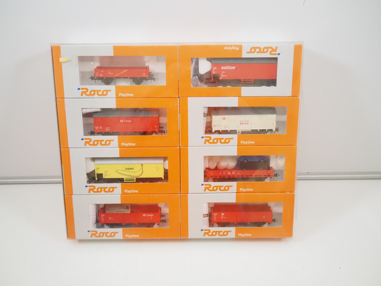Lot 299 - A ROCO HO gauge 45997 Playtime 8 car wagon