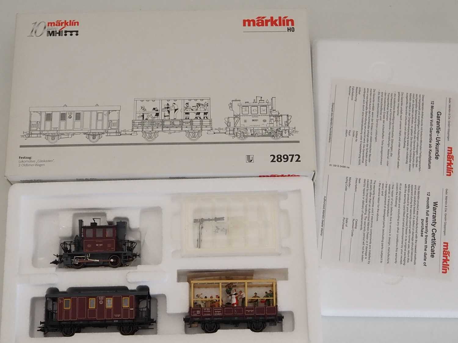 Lot 305 - A MARKLIN HO gauge 28972 Glaskasten