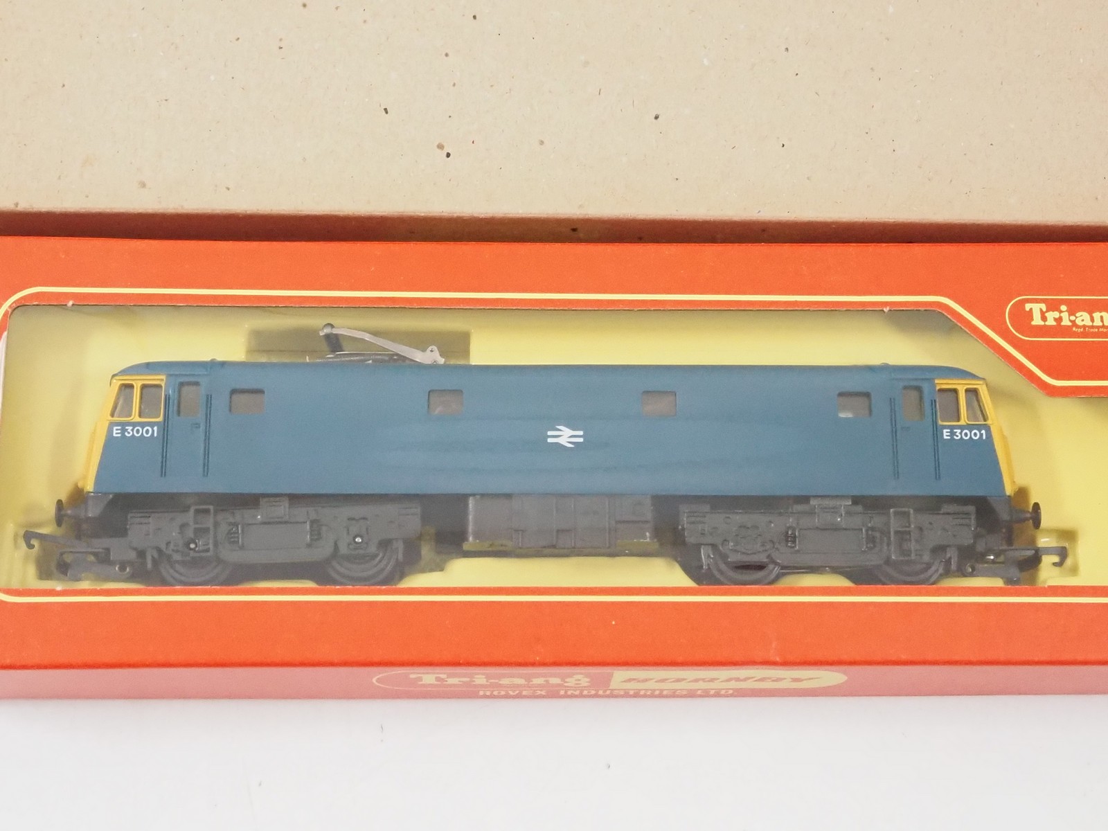 Lot 376 - A pair of OO gauge HORNBY and TRIANG HORNBY