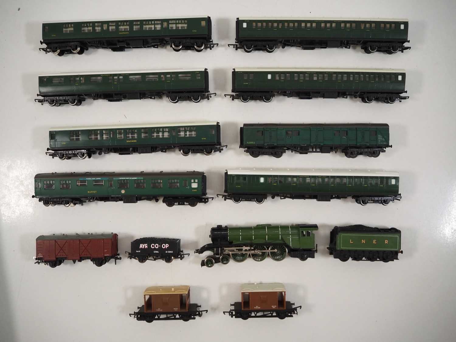 Lot 571 - A group of OO gauge rolling stock comprising